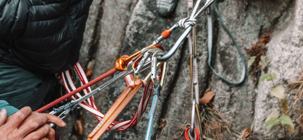 Mosquetones: ¿cuáles son sus formas y usos? - Blog Andesgear